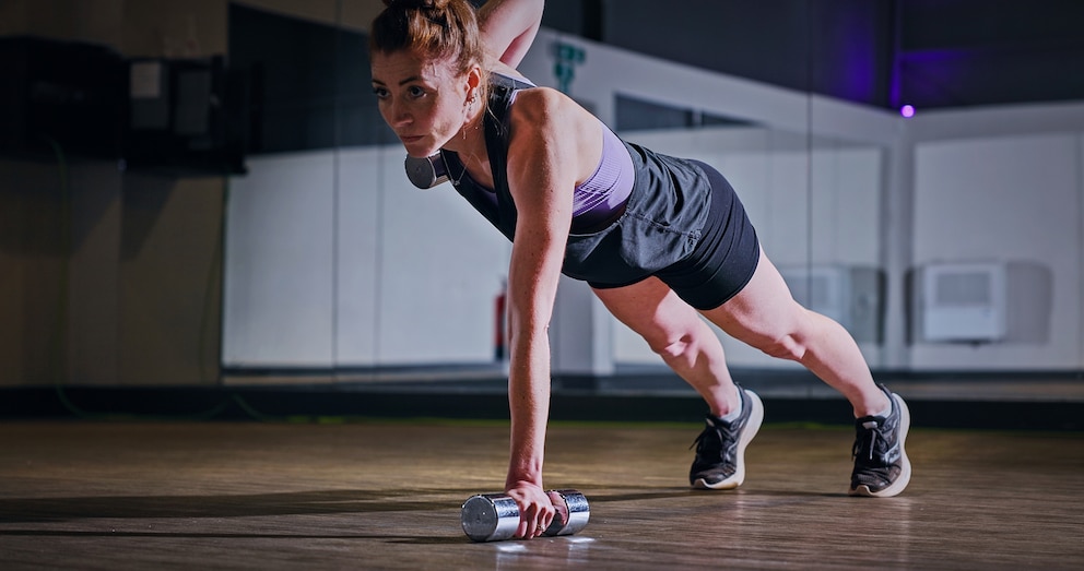 How to execute Plank Rows correctly- FITBOOK