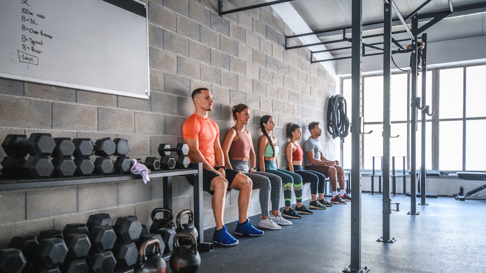 30-Day Wall Sit Challenge for Strong Thighs