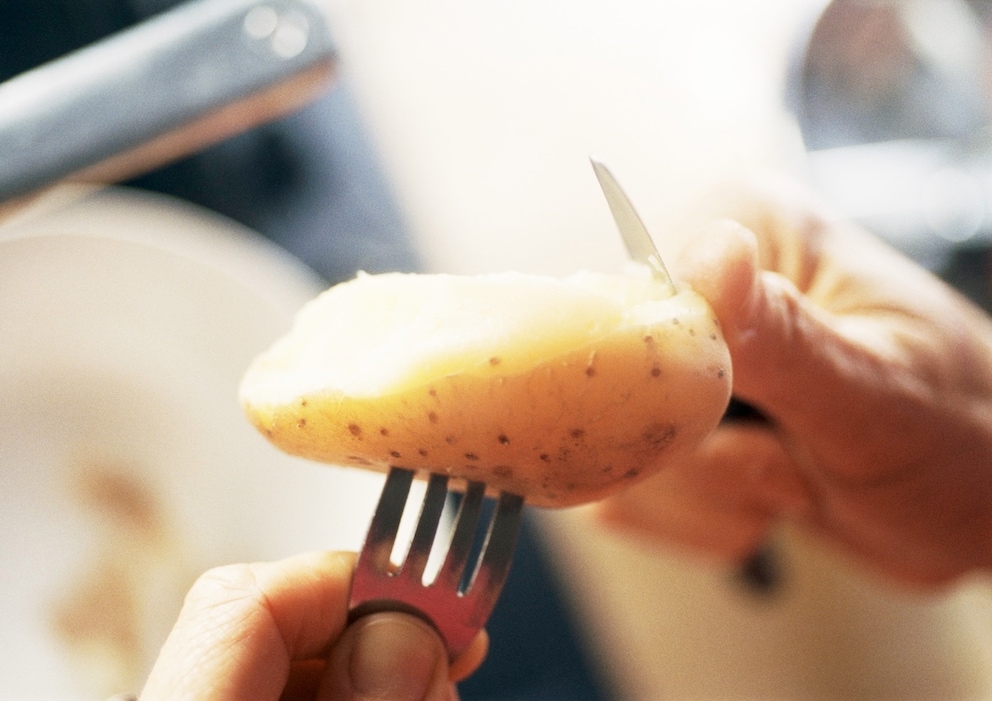 Simple Trick Makes Peeling Potatoes Easier - myHOMEBOOK