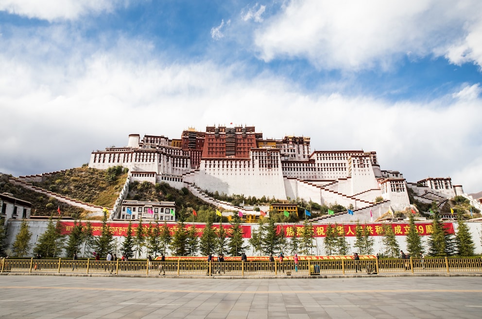 The Potala Palace in Lhasa: Tibet's Gigantic World Heritage Site