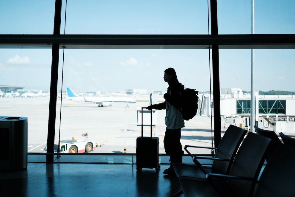 Oversized Carry-On: These Bonuses Airlines Pay to Employees